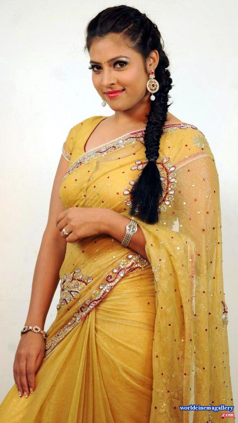 Kannada Actress Ragini Dwivedi In Saree