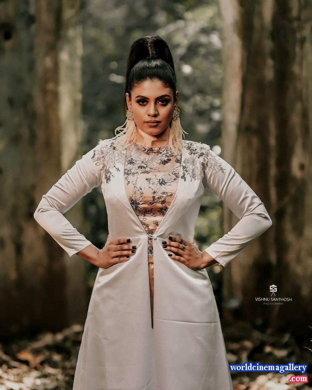 Iniya Hot Stills