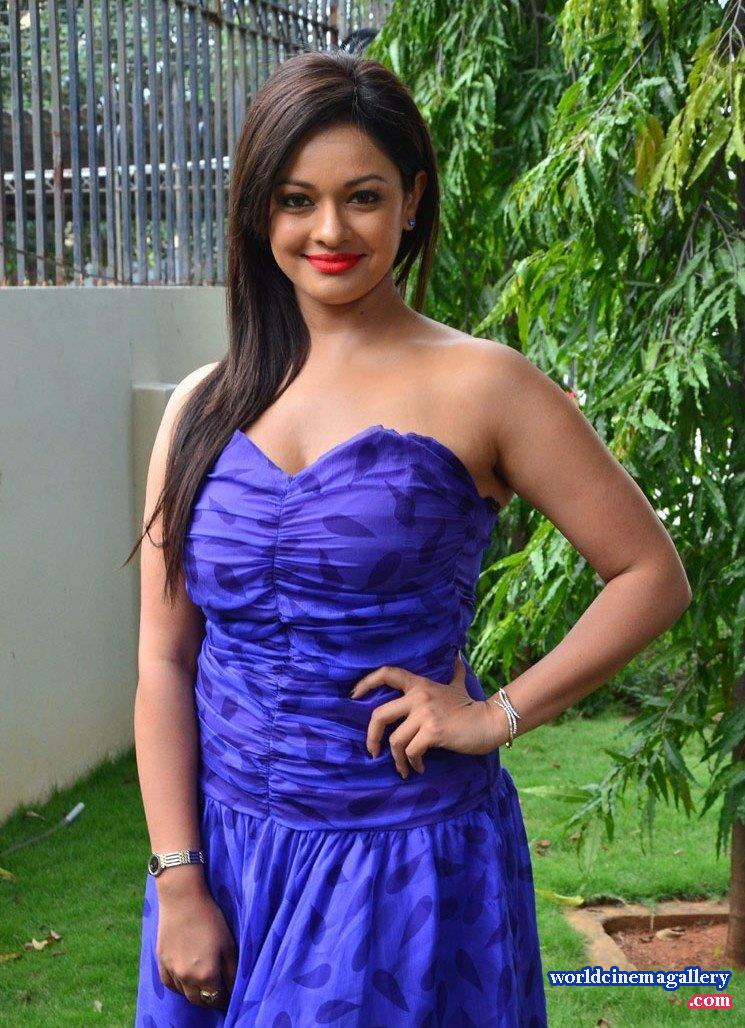Pooja Kumar latest hot stills