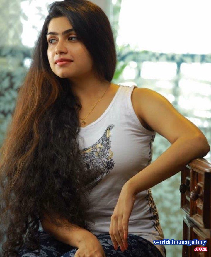 Manasa Radhakrishnan in Vikadakumarn Movie