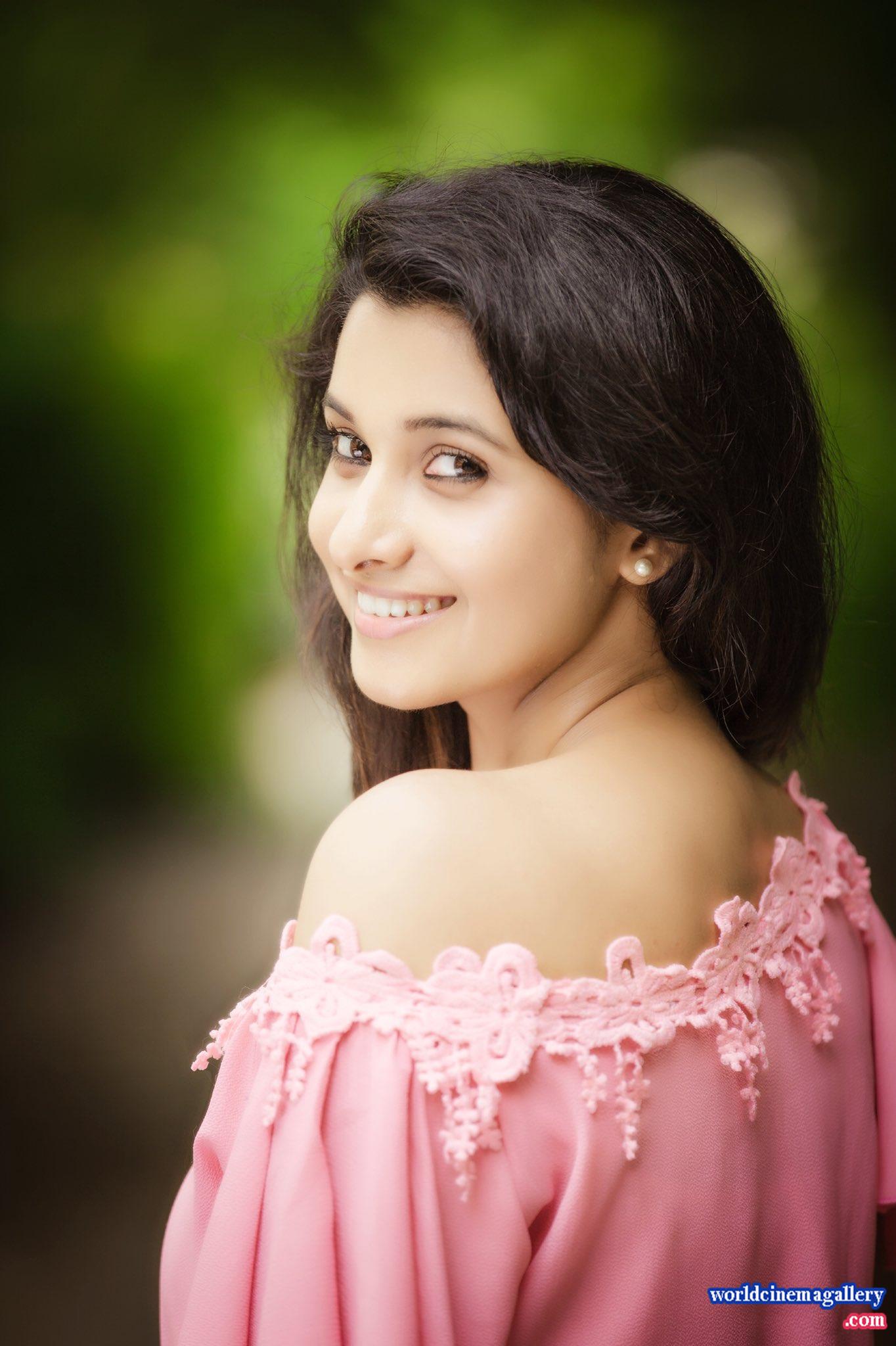 Priya Bhavani Shankar Green Saree stills at pothys ads