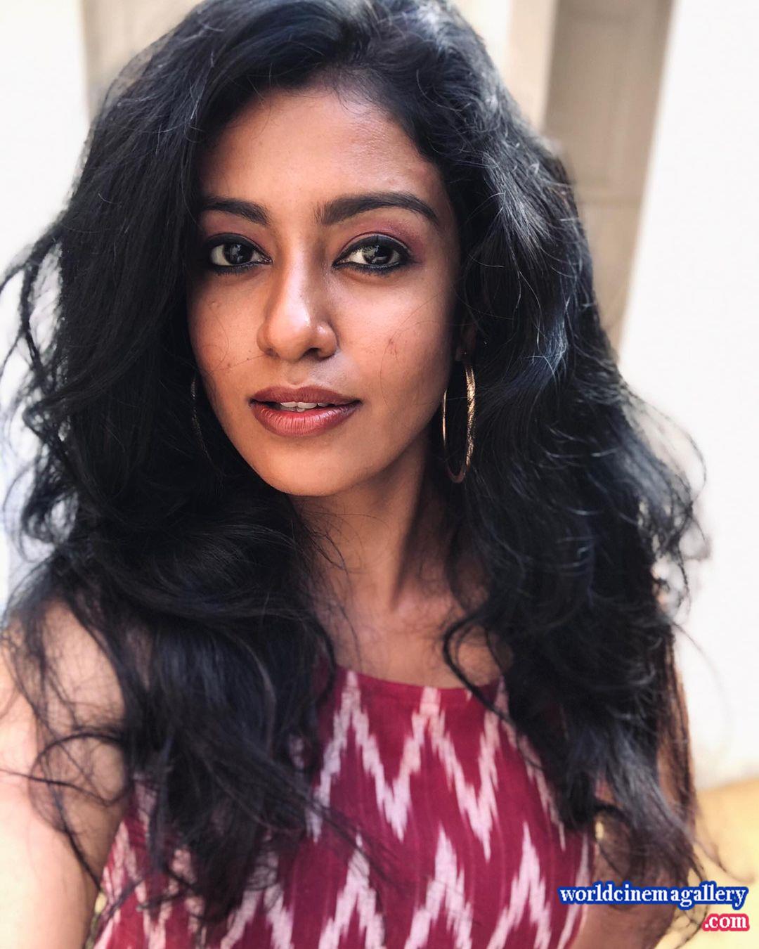 Roshni haripriyan bharathi kannamma Serial Actress